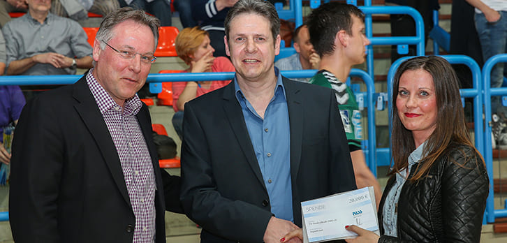 PASS übergibt Scheck